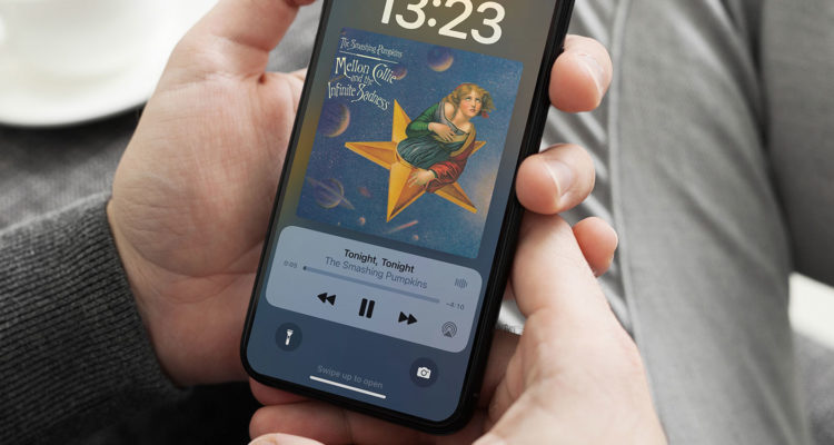 Lock Screen Playback: Quick Controls And Suggestions | iOS 15 Guide ...